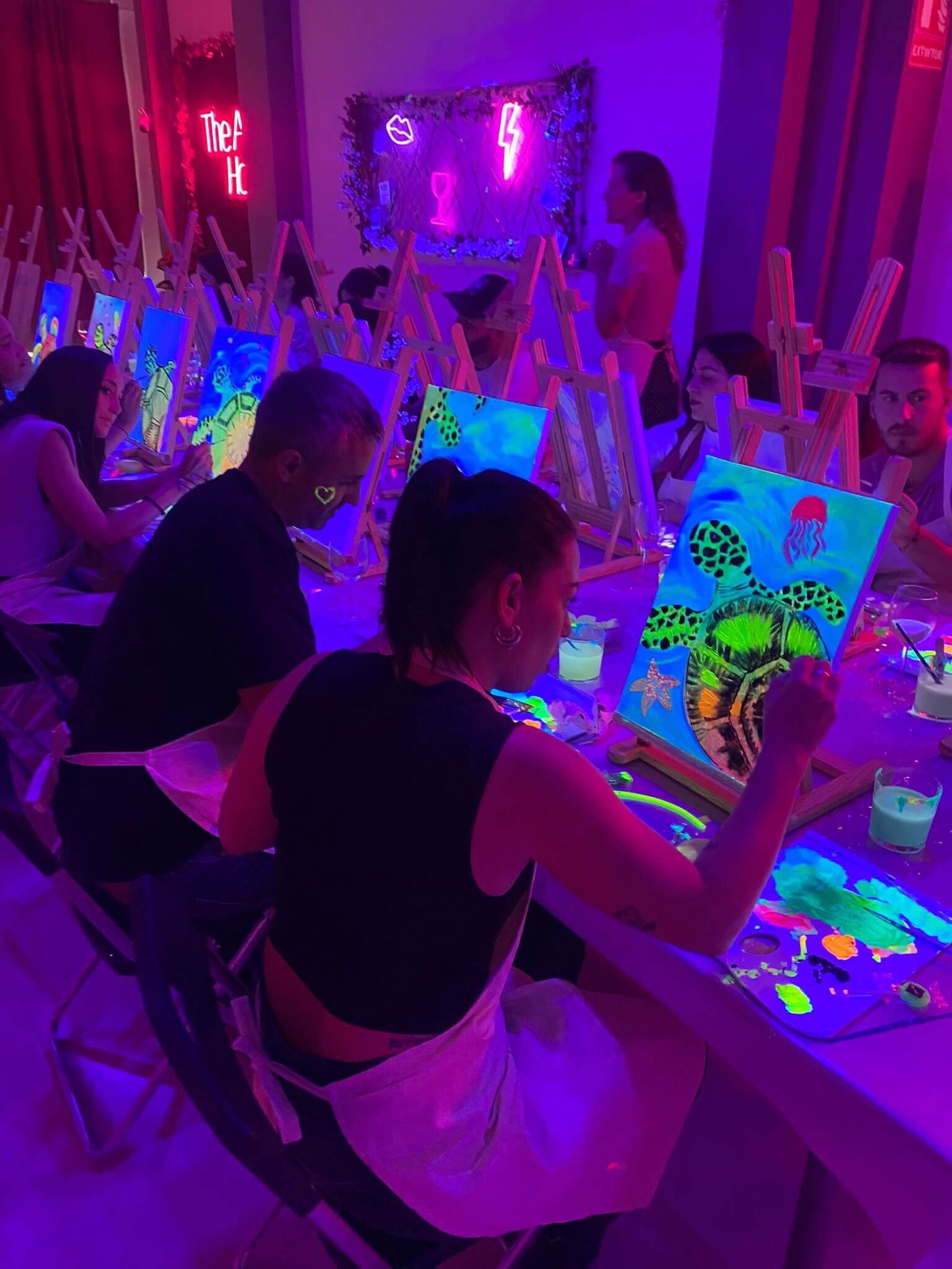 Pintar un cuadro neon en Valencia - The Art Wine House